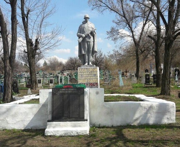 Anıt, heykel Братская могила советских воинов, Vakhrusheve, foto
