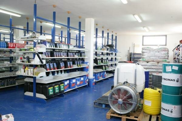 Oto aksesuarları Putzolu Salvatore Carburanti, Sardunya, foto