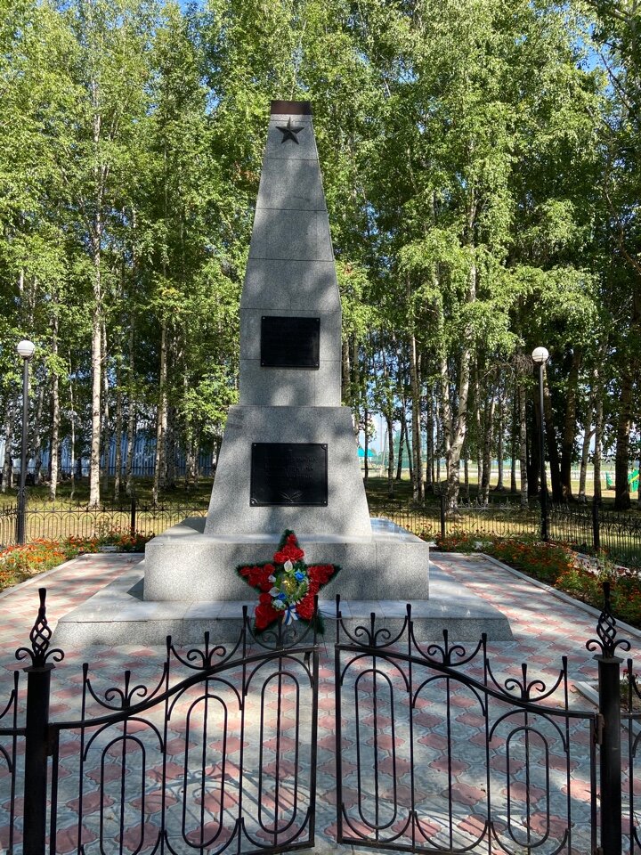 Anıt, heykel Воинам-верхнекецам, Tomskaya oblastı, foto