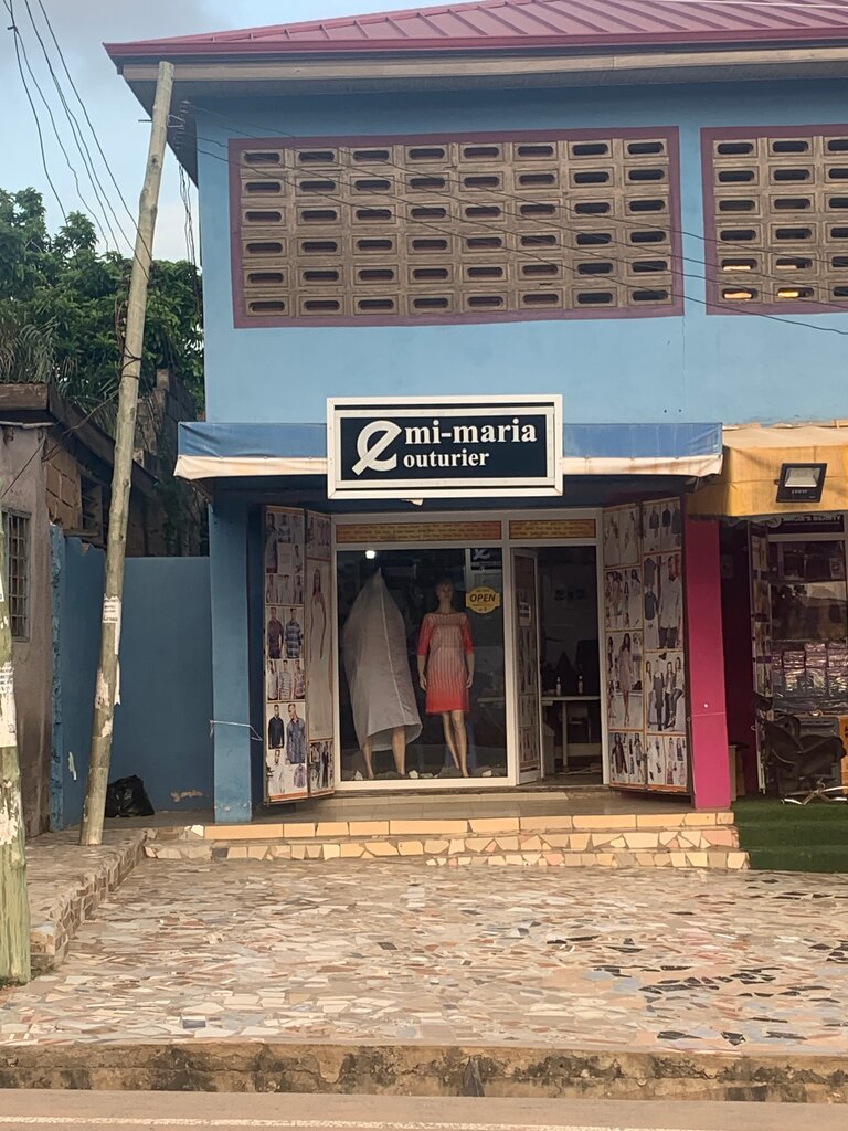 Giyim mağazası Emi-maria Couturier, Akra, foto