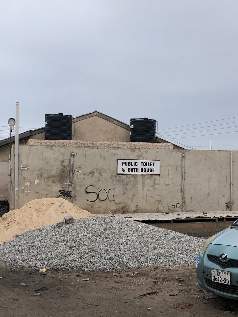 Tuvalet Public Toilet & BathHouse, Akra, foto