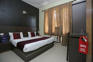 Sunshine Residency (State of Uttar Pradesh, Noida, Sektor 71), otel  Noida'dan