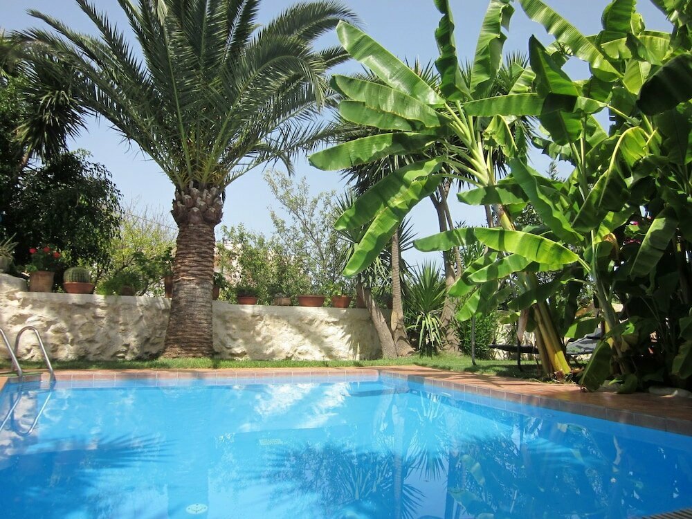 Otel Attractive Greek House with Private Pool near Sea & City Center, Dünya, foto