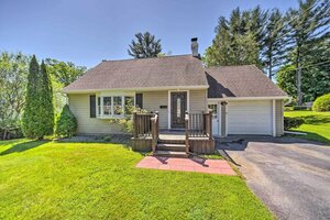 Artsy Upstate Getaway w Huge Private Yard! (New York, Oneida County, Whitesboro), otel  Utica'dan