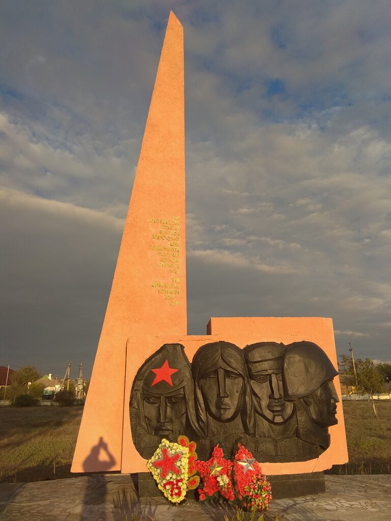 Anıt, heykel Братская могила советских воинов 1919 год, 1942 год, 1944 год, Kırım Cumhuriyeti, foto