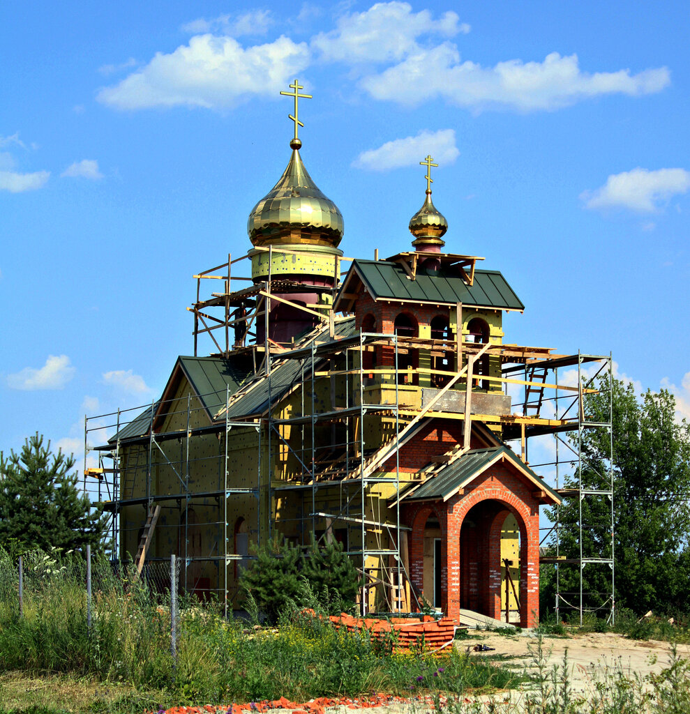 Şapel, haç anıtı Поклонный крест на месте разрушенного храма в Троицких Озерках, Moskova ve Moskovskaya oblastı, foto