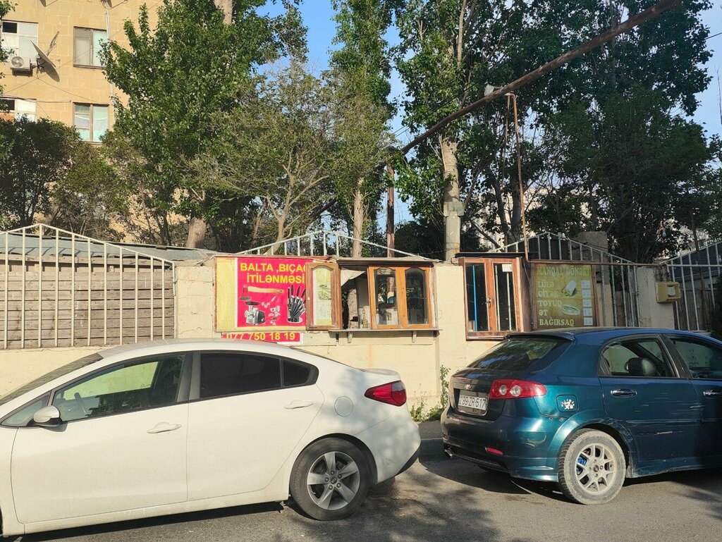 Metal eşya tamircileri Balta, bıçaq itilənməsi, Bakü, foto