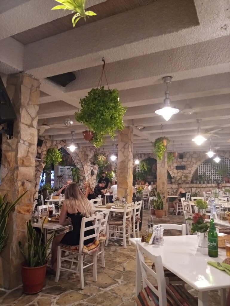 Restoran Old Village Tavern, Aya Napa, foto