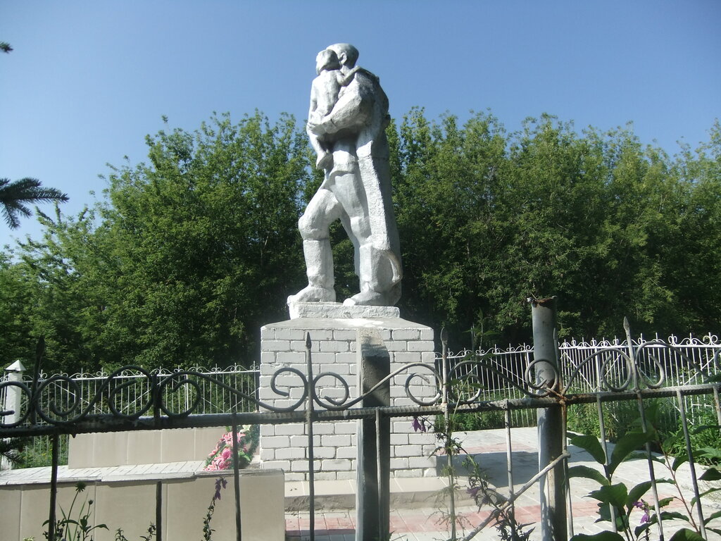 Anıt, heykel Солдат с ребенком, Çuvaşya, foto