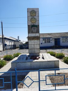 Воинам-землякам, погибшим на фронтах Великой Отечественной войны (Volgograd Region, munitsipalny okrug Mikhaylovka, khutor Orly, Lesnaya ulitsa), anıt, heykel  Volgogradskaya oblastından