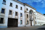 На территории цементного завода в 1941-1945гг. работники авиамастерских отремонтировали более 1000 самолётов, участвовавших в битве за Ленинград. (Spryamlyonnoye shosse No:1), anıt levhası, anıt taş  Pikalevo'dan