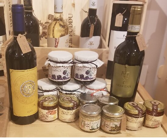 Şarap ve içki toptan satışları Enoteca Un Castello di Vino, Sardunya, foto