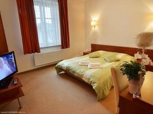Centrum Restauracyjno-Hotelowe Florres (Silesian Voivodeship, Powiat Raciborski, Racibórz, ulica Nowa, 1), otel  Opole Voyvodalığı'ndan