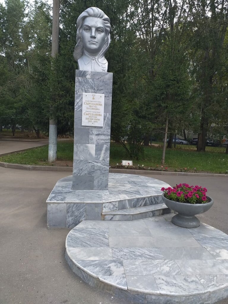 Anıt, heykel Герой Советского Союза Магуба Хусаиновна Сыртланова, Kazan, foto