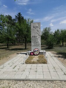 Братская могила советских лётчиков, погибших в период Сталинградской битвы (Volgograd Region, Bykovskiy rayon, Zelyonovskoye selskoye poseleniye, posyolok Zelyony), anıt, heykel  Volgogradskaya oblastından