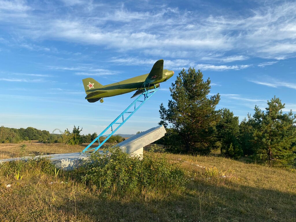 Anıt, heykel Место партизанского аэродрома на горе Орта-Сырт, Kırım Cumhuriyeti, foto