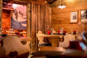 Barrys Restaurant, Bar & Lounge (Bern, Interlaken, Dorfstrasse), restoran  Grindelwald'den