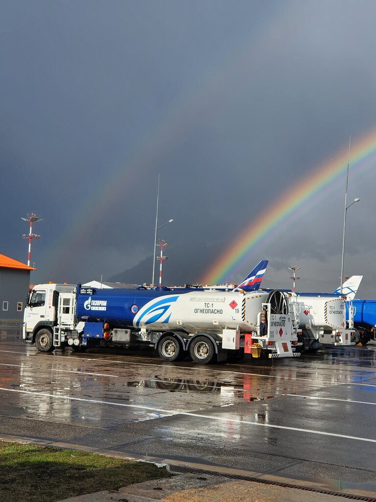 Petrol ürünleri üreticileri Gazpromneft-Aero Sheremetyevo, Moskova ve Moskovskaya oblastı, foto