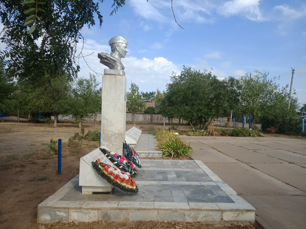 Anıt levhası, anıt taş Герою Советского Союза Гужвину Петру Кузьмичу, Astrahanskaya oblastı, foto