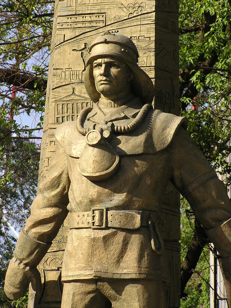Anıt, heykel Герою-спасателю, Donetsk, foto