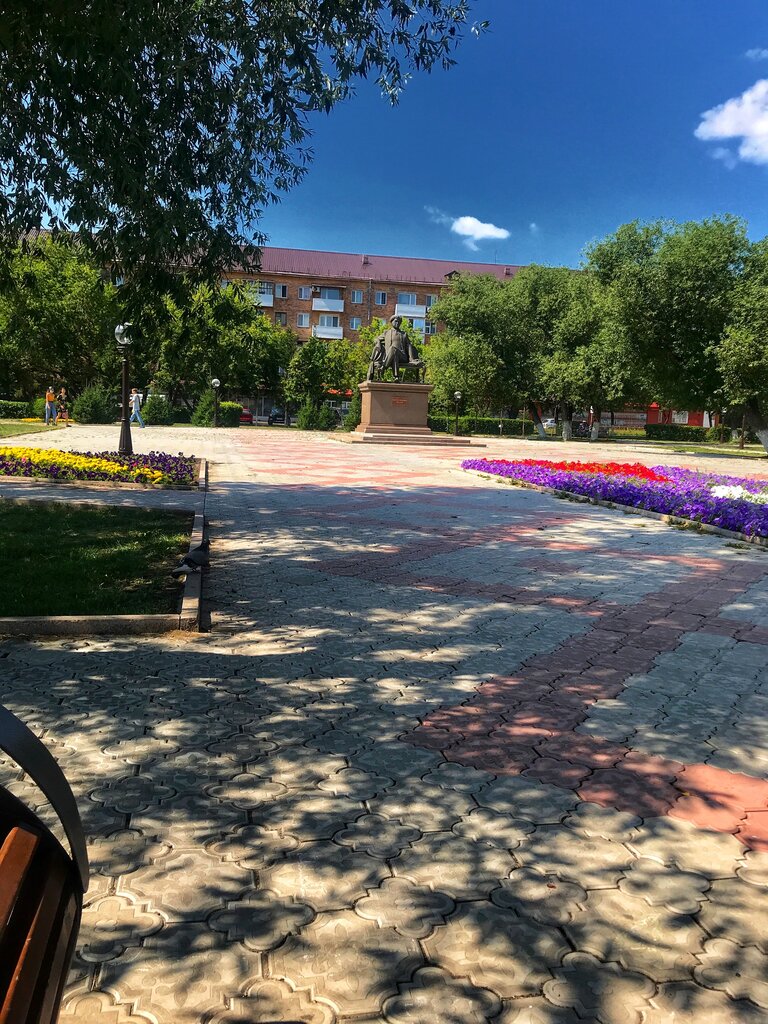 Anıt, heykel M. Cumabayev, Petropavl (Petropavlovsk), foto