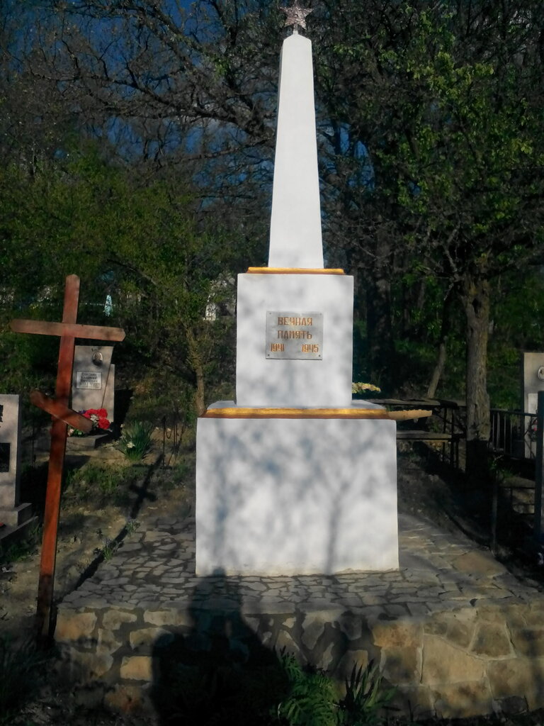 Anıt, heykel Братская могила советских воинов и партизан, Kırım Cumhuriyeti, foto