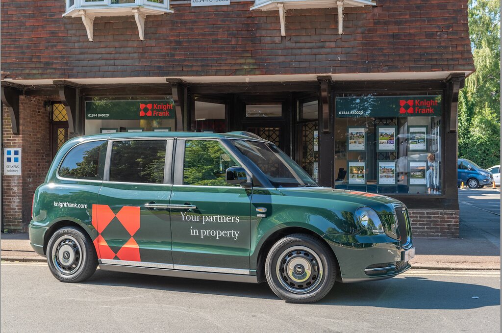 Emlak ofisi Knight Frank Virginia Water Estate Agents, İngiltere, foto