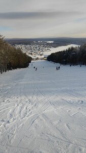 Гора Пильная 477 метров (Sverdlovsk Region, Pervouralsk, gornolyzhny kompleks Gora Pilnaya), dağ zirvesi  Pervouralsk'tan