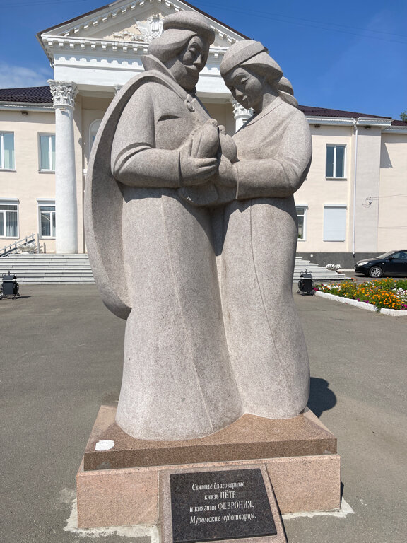 Anıt, heykel Святые Пётр и Феврония, Yujnouralsk, foto