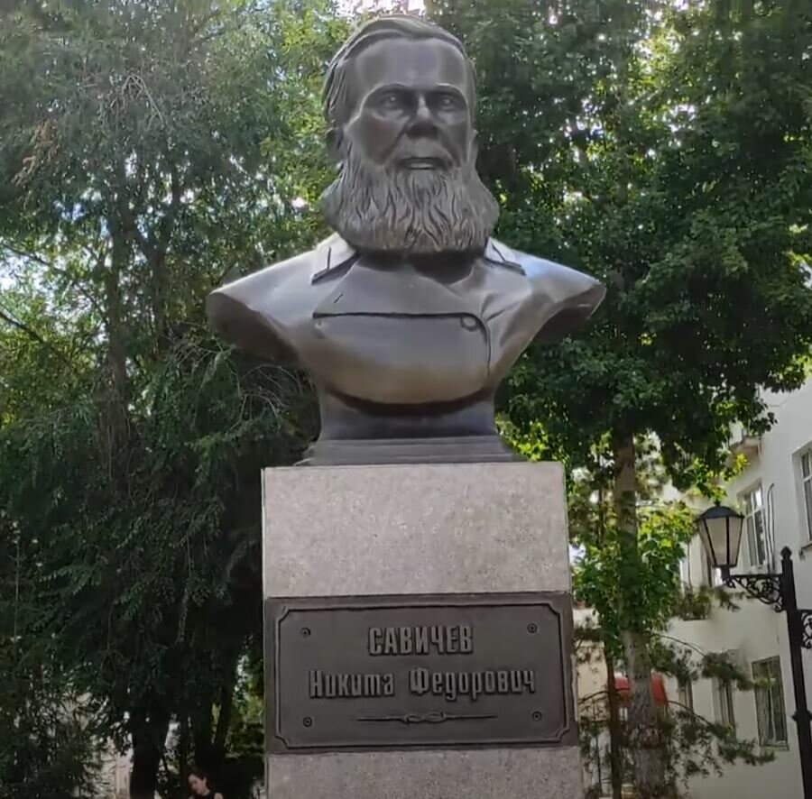 Anıt, heykel N. F. Savichev, Oral (Uralsk), foto