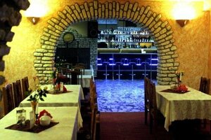 Hotel Restauracja Victoria (Swietokrzyskie Voivodeship, Powiat Ostrowiecki, Ostrowiec Świętokrzyski, ulica Opatowska, 41), otel  Ostrowiec Swietokrzyski'den