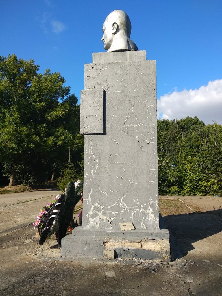 Anıt, heykel А.В. Горбатов, Novosil, foto