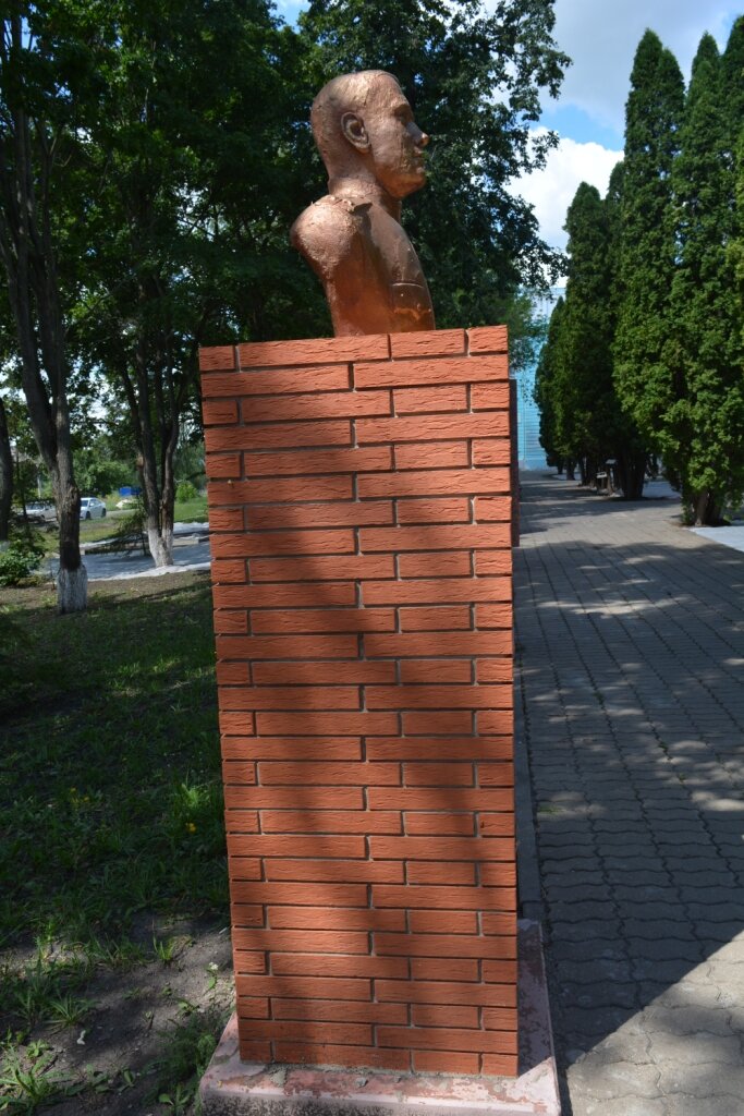 Anıt, heykel Бюст Яценко Н.Л., Biryuch, foto