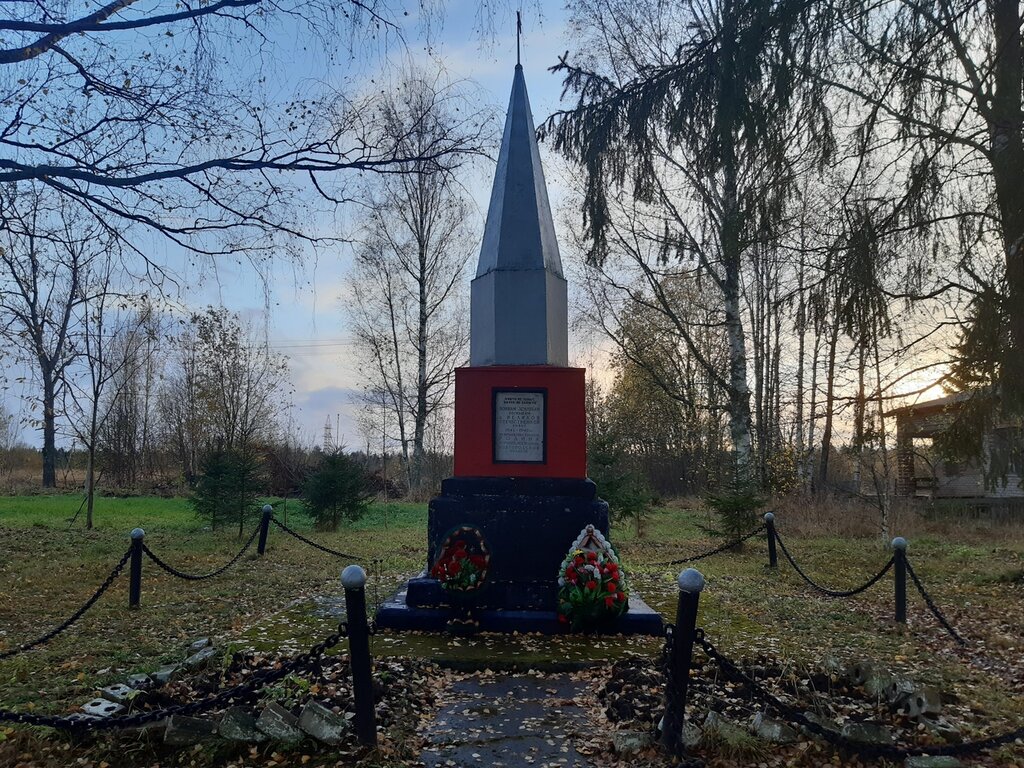Anıt, heykel Воинам-землякам, погибшим в Великой Отечественной войне, Novgorodskaya oblastı, foto