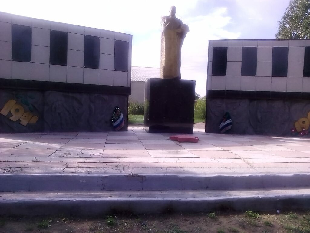 Anıt, heykel Мемориал Славы воинам, погибшим в годы Великой Отечественной войны, Altayski krayı, foto