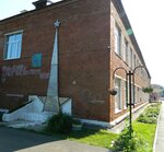 Памятный знак на здании Малопургинской средней школы № 1, посвященный учителям, погибшим в годы Великой Отечественной войны (Sovetskaya Street No:62, Malaya Purga Village), anıt levhası, anıt taş  Udmurtiya'dan