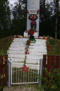 Братская могила (Leningrad Region, Boksitogorskiy rayon, Lidskoye selskoye poseleniye, posyolok Podborovye, Zheleznodorozhnaya ulitsa), anıt, heykel  Saint‑Petersburg ve Leningradskaya oblastından