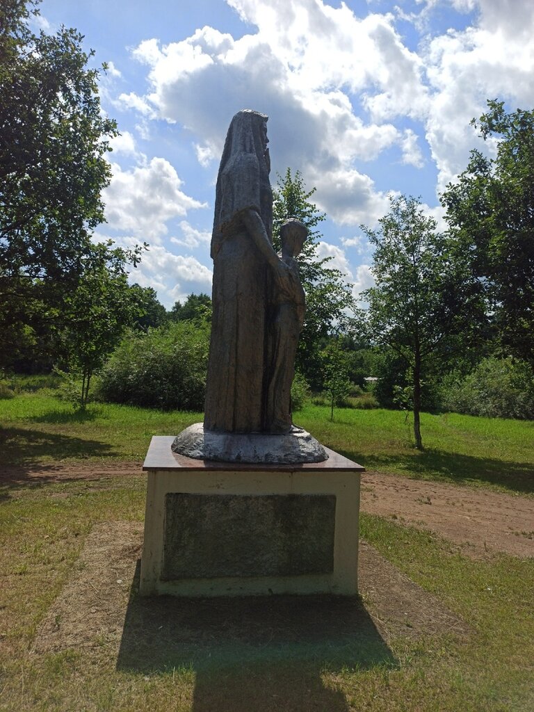 Anıt, heykel Скорбящая вдова, Pskovskaya oblastı, foto