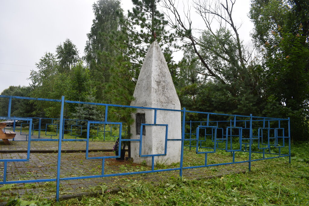 Anıt, heykel Братская могила мирных жителей, сожженных гитлеровцами в 1943 г., Smolenskaya oblastı, foto