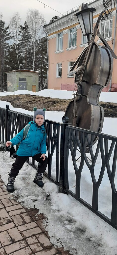 Park, sokak heykeli Контрабасист, Triohgorny, foto