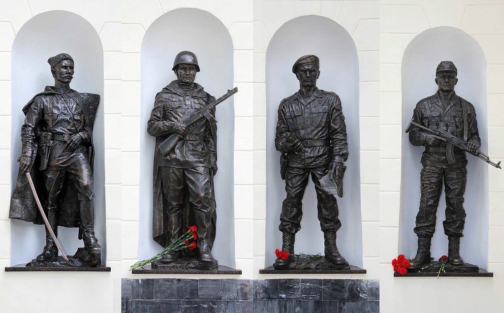 Park, sokak heykeli Преемственность поколений, Yekaterinburg, foto