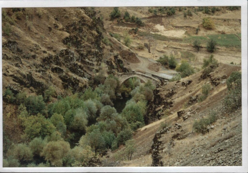 Turistik yerler Tarihi Kemerli Taş Köprüsü, Şemdinli, foto