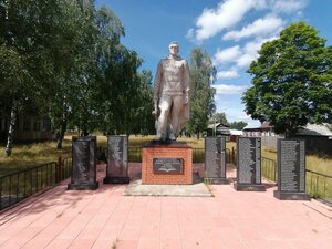 Погибшим землякам в годы Великой Отечественной войны (Kostroma Region, Makaryevskiy munitsipalny okrug, posyolok Doroginya, Kommunisticheskaya ulitsa), anıt, heykel  Kostromskaya oblastından