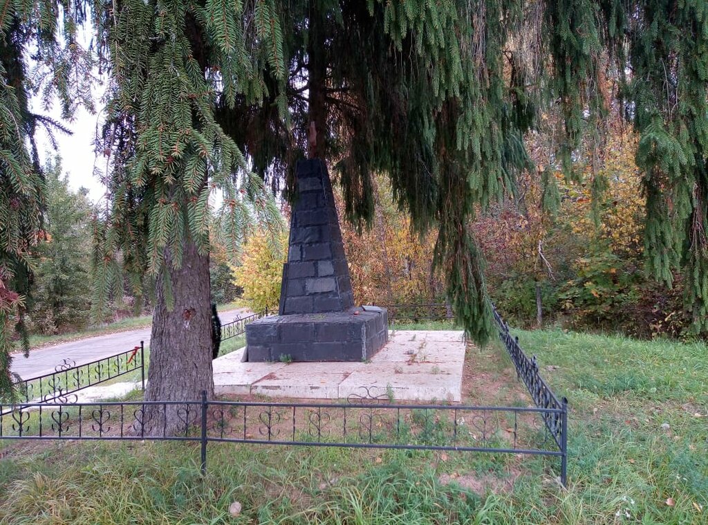 Anıt, heykel Братское захоронение, Pskovskaya oblastı, foto