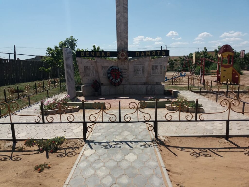 Anıt, heykel Обелиск Вечная память воинам-односельчанам, Astrahanskaya oblastı, foto