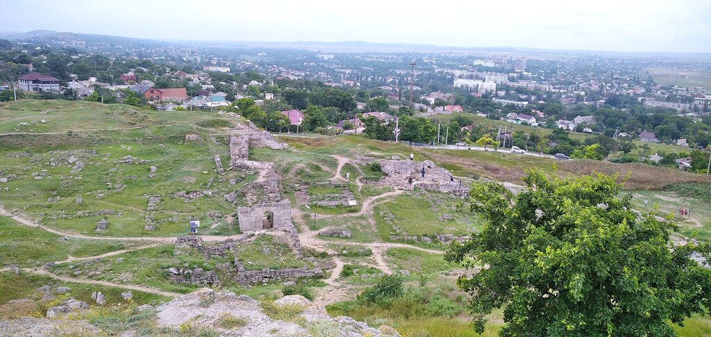 Turistik yerler Excavation of an Ancient Cty, Kerç, foto