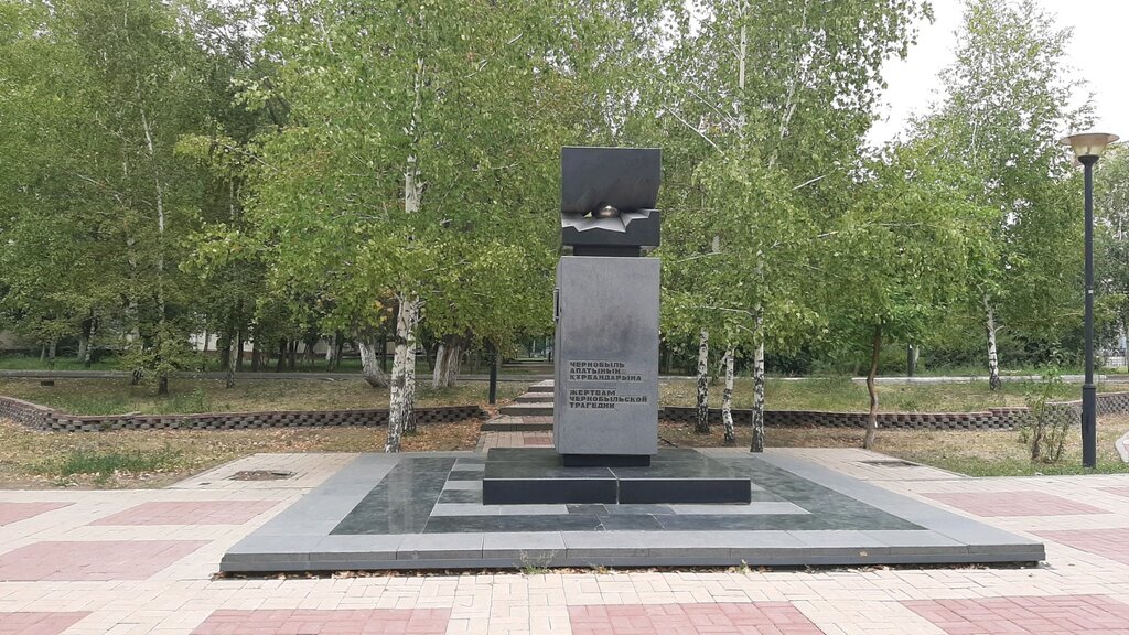 Anıt, heykel Memorial sign to the Chernobyl tragedy victims, Astana, foto