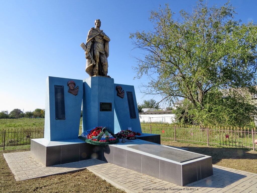 Anıt, heykel Братская могила, Rostovskaya oblastı, foto