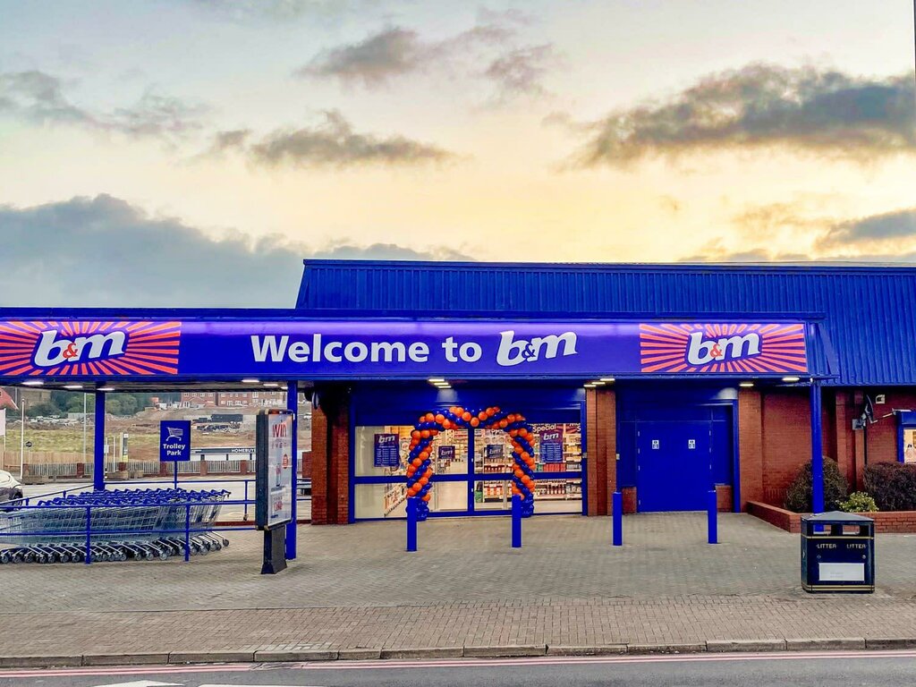 Tütün, sigara mağazaları B&m Store, İngiltere, foto