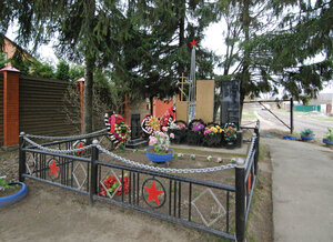 Участникам Великой Отечественной войны (Moscow Region, Dmitrovskiy Municipal District, derevnya Gorki Sukharevskiye, Tsentralnaya ulitsa), anıt, heykel  Moskova ve Moskovskaya oblastından